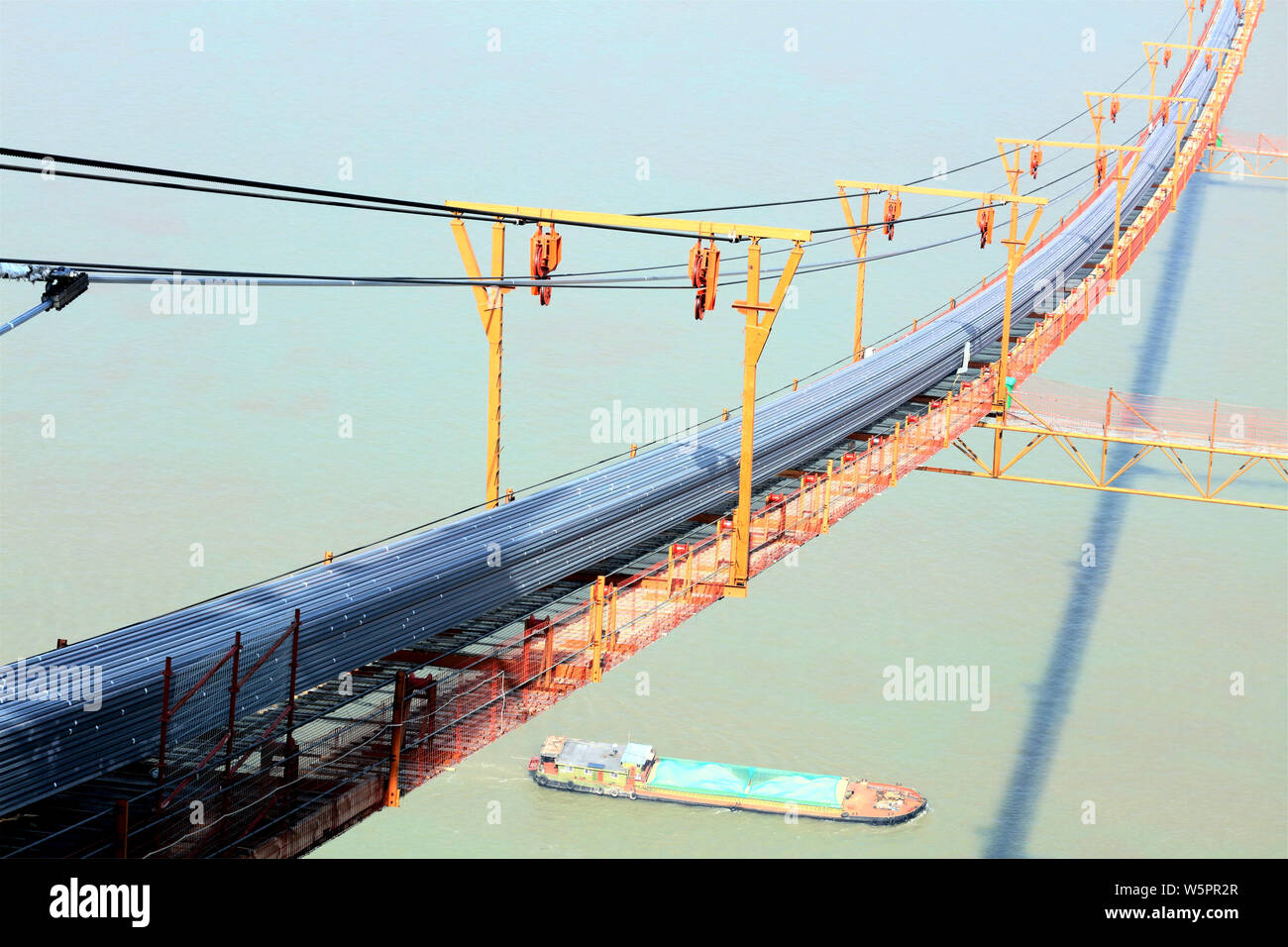The main cable of Wufengshan Yangtze River Bridge, China's first rail ...