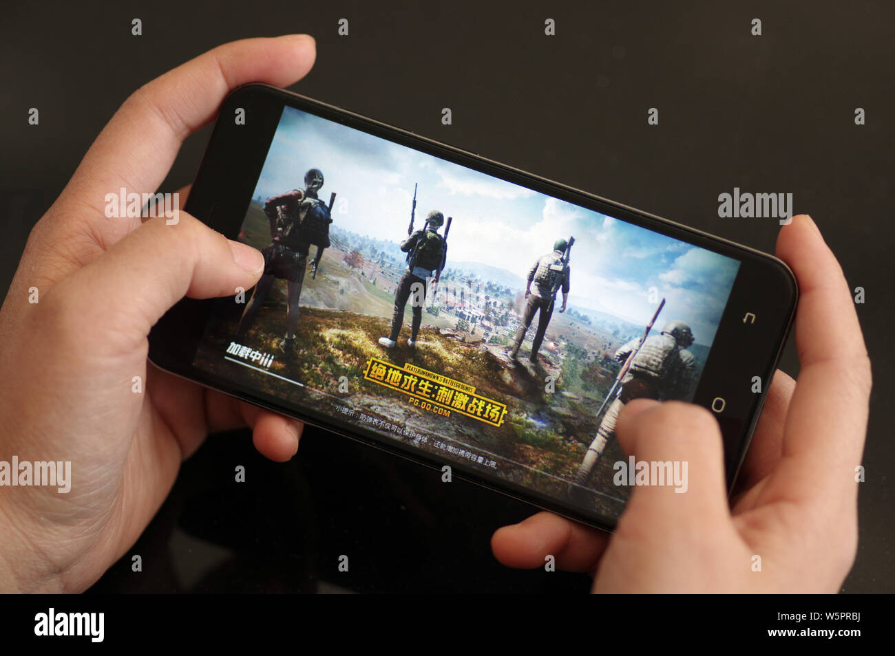 --FILE--A Chinese mobile game player plays Tencent's multiplayer online ...
