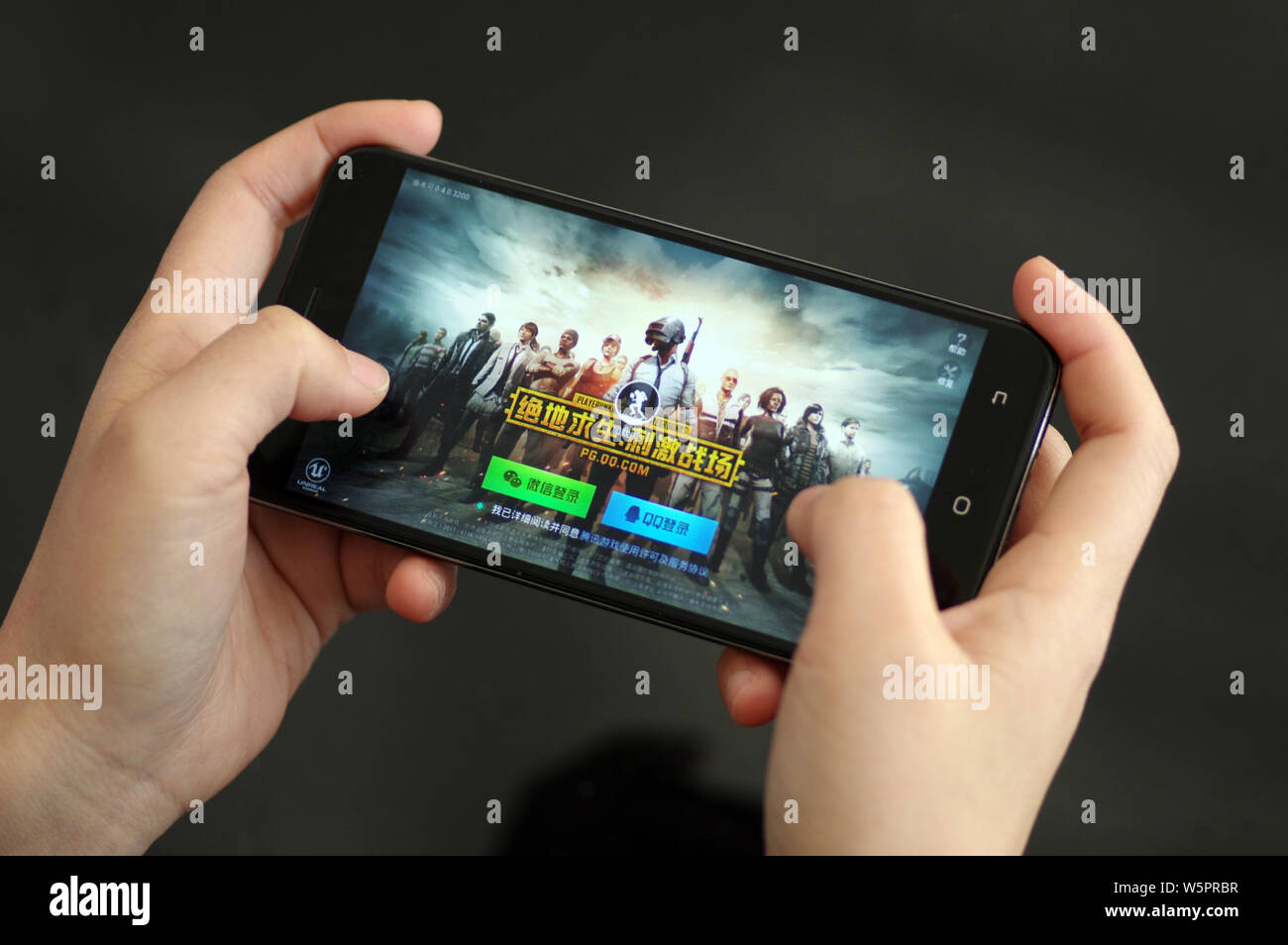 --FILE--A Chinese mobile game player plays Tencent's multiplayer online ...