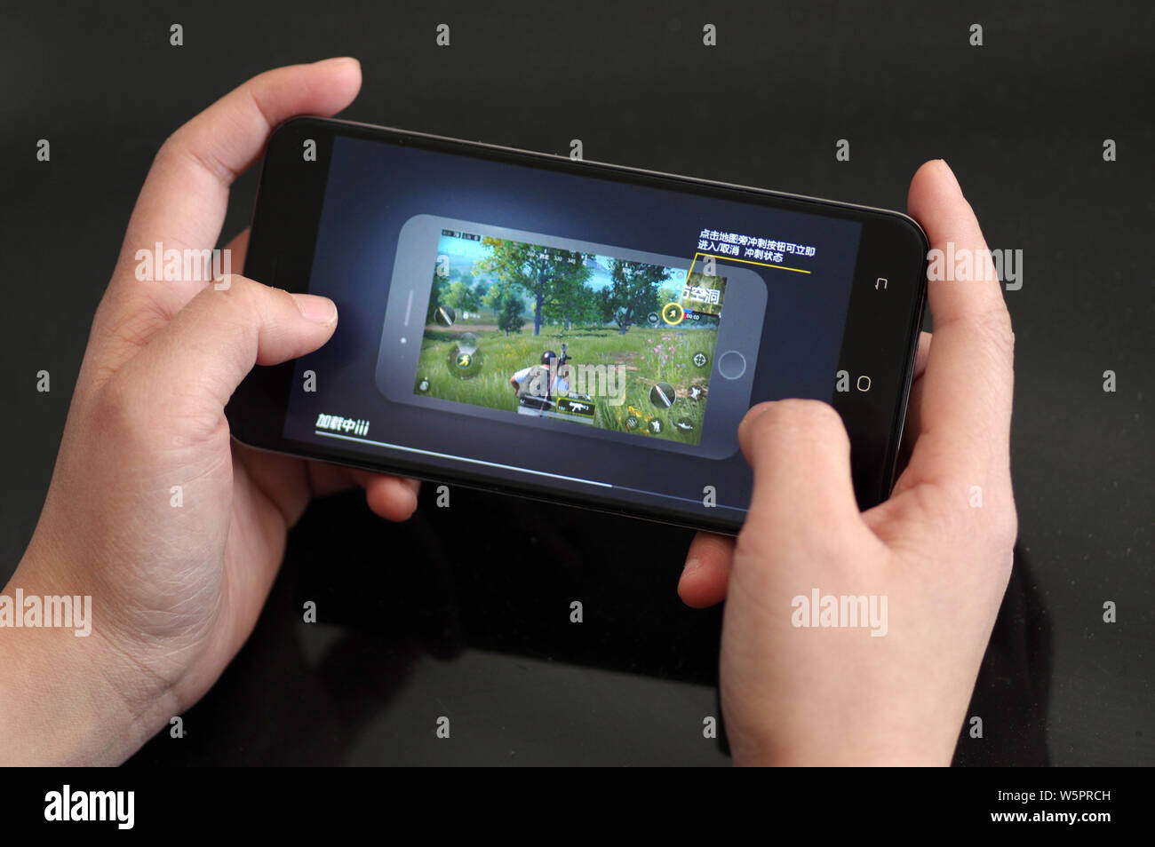 --FILE--A Chinese mobile game player plays Tencent's multiplayer online ...