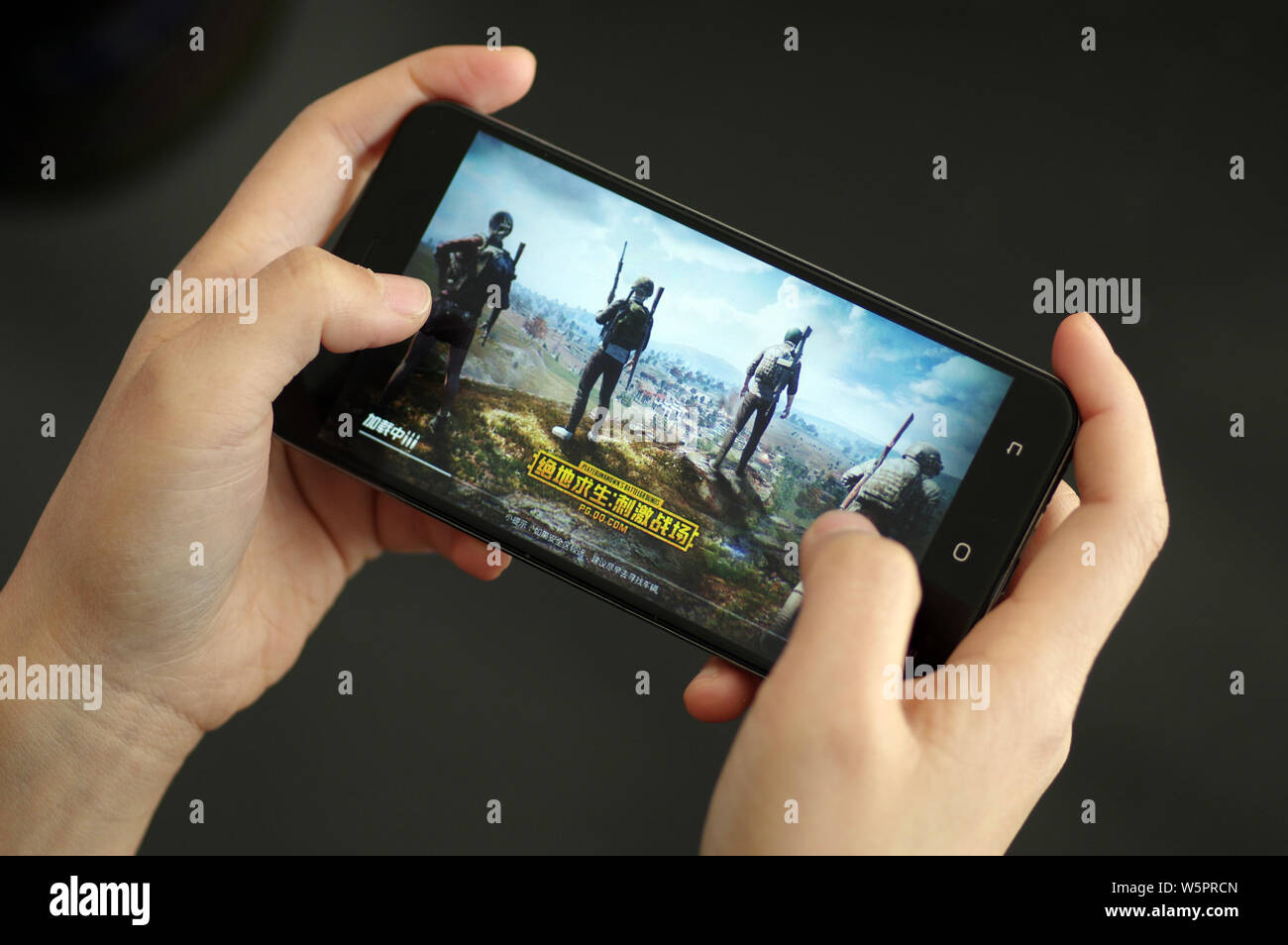 --FILE--A Chinese mobile game player plays Tencent's multiplayer online ...