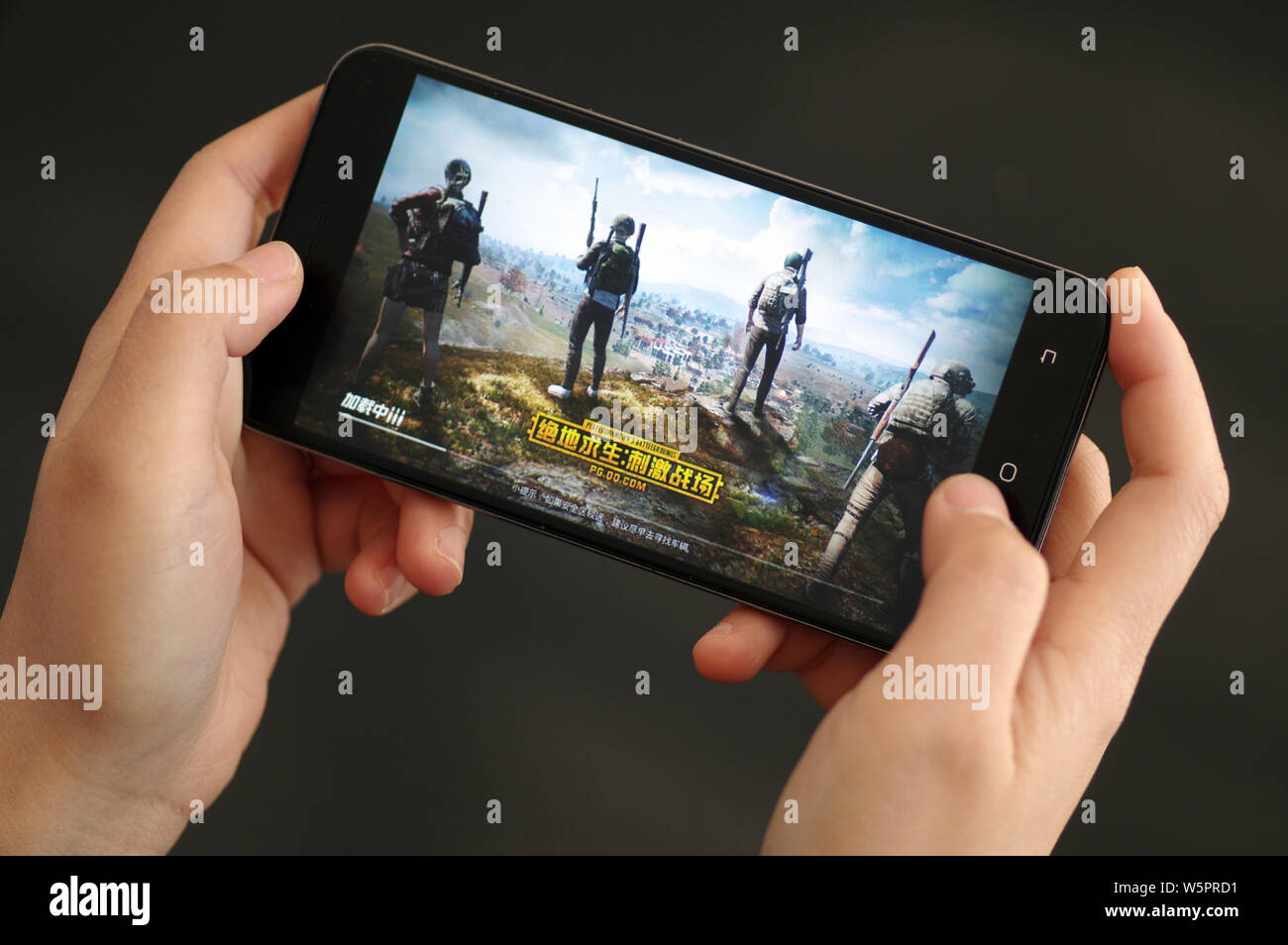 --FILE--A Chinese mobile game player plays Tencent's multiplayer online ...