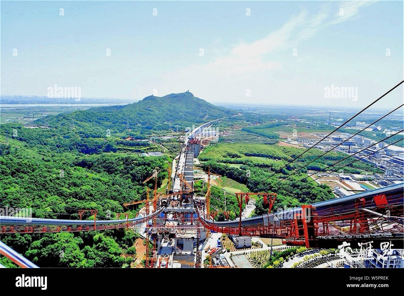 The main cable of Wufengshan Yangtze River Bridge, China's first rail ...