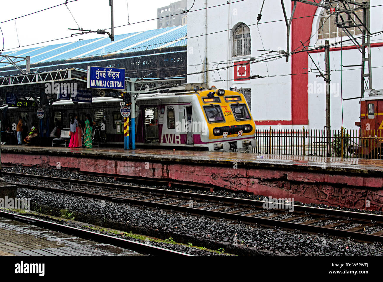 Mumbai central local railway station hi-res stock photography and ...