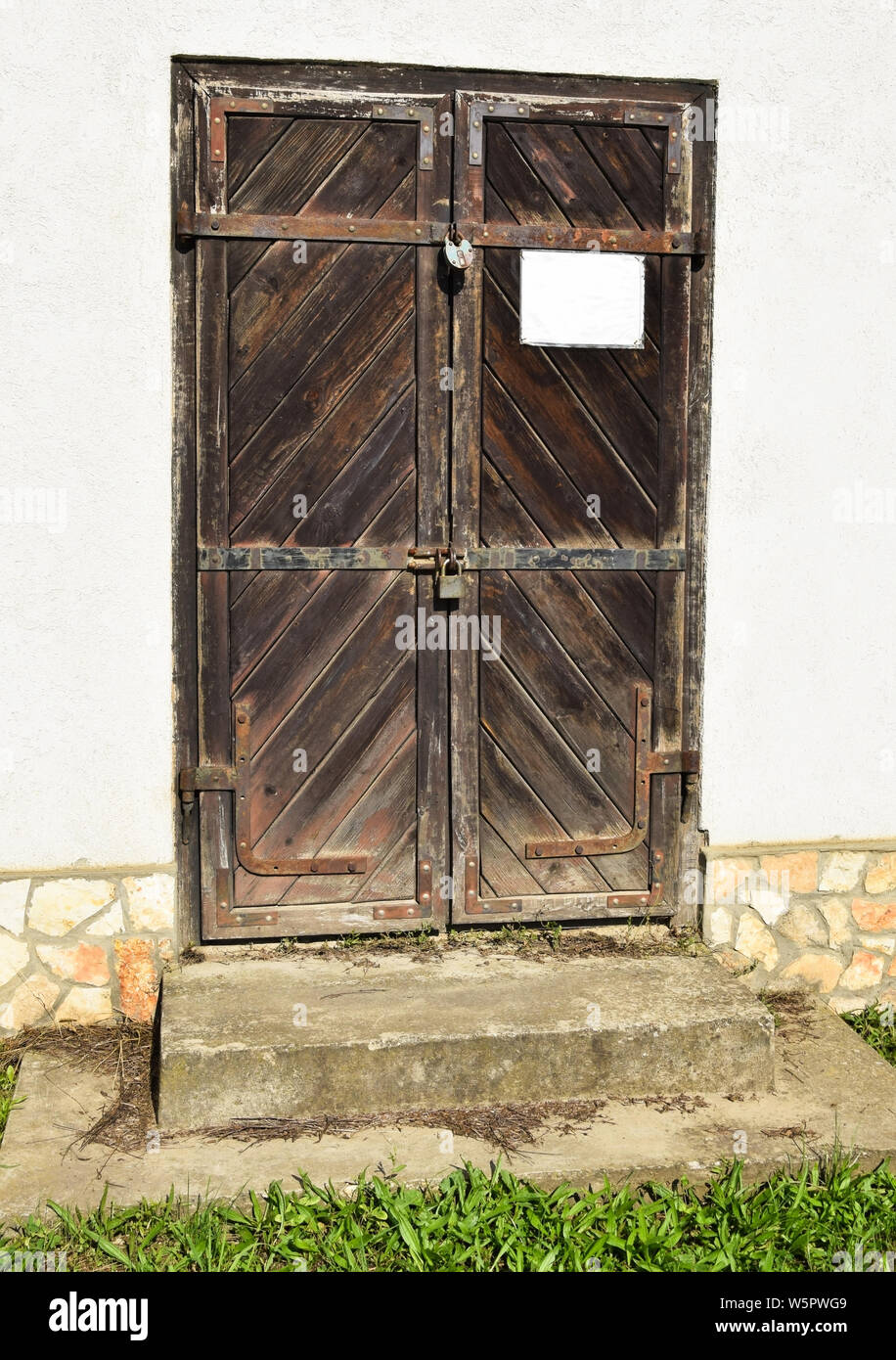 Door of an old building Stock Photo - Alamy