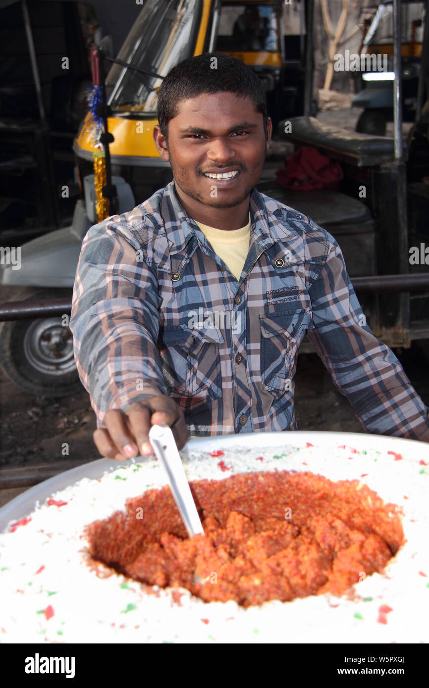 Man selling Gajar ka halwa at a stall Stock Photo - Alamy