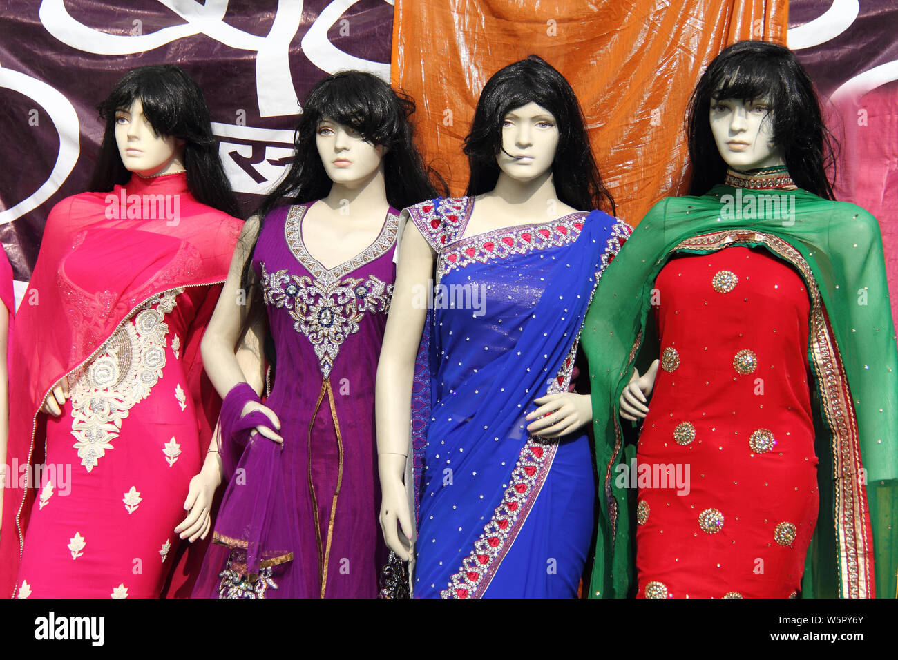Group mannequins on display hi-res stock photography and images - Alamy