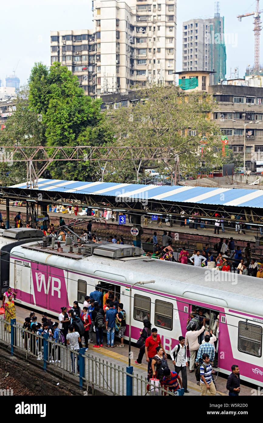 Mumbai india dadar railway hi-res stock photography and images - Alamy