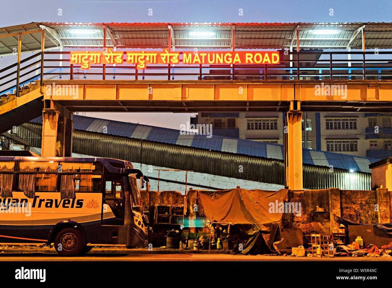 Matunga slum hi-res stock photography and images - Alamy