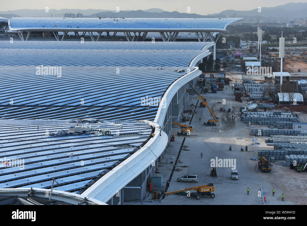 Chinese workers labor at the construction site of Shenzhen World ...