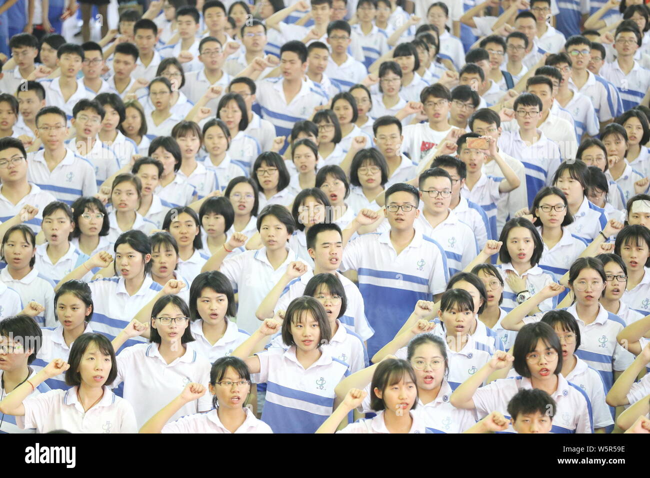 Thousands of Chinese students sing with their teachers to bid farewell ...