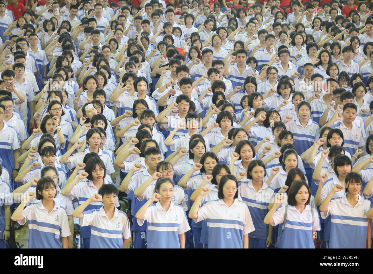 Thousands of Chinese students sing with their teachers to bid farewell ...