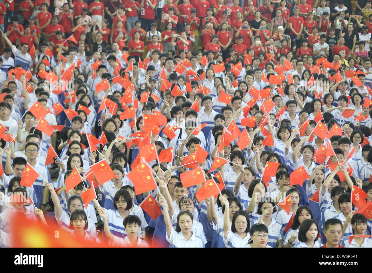 Thousands of Chinese students sing with their teachers to bid farewell ...