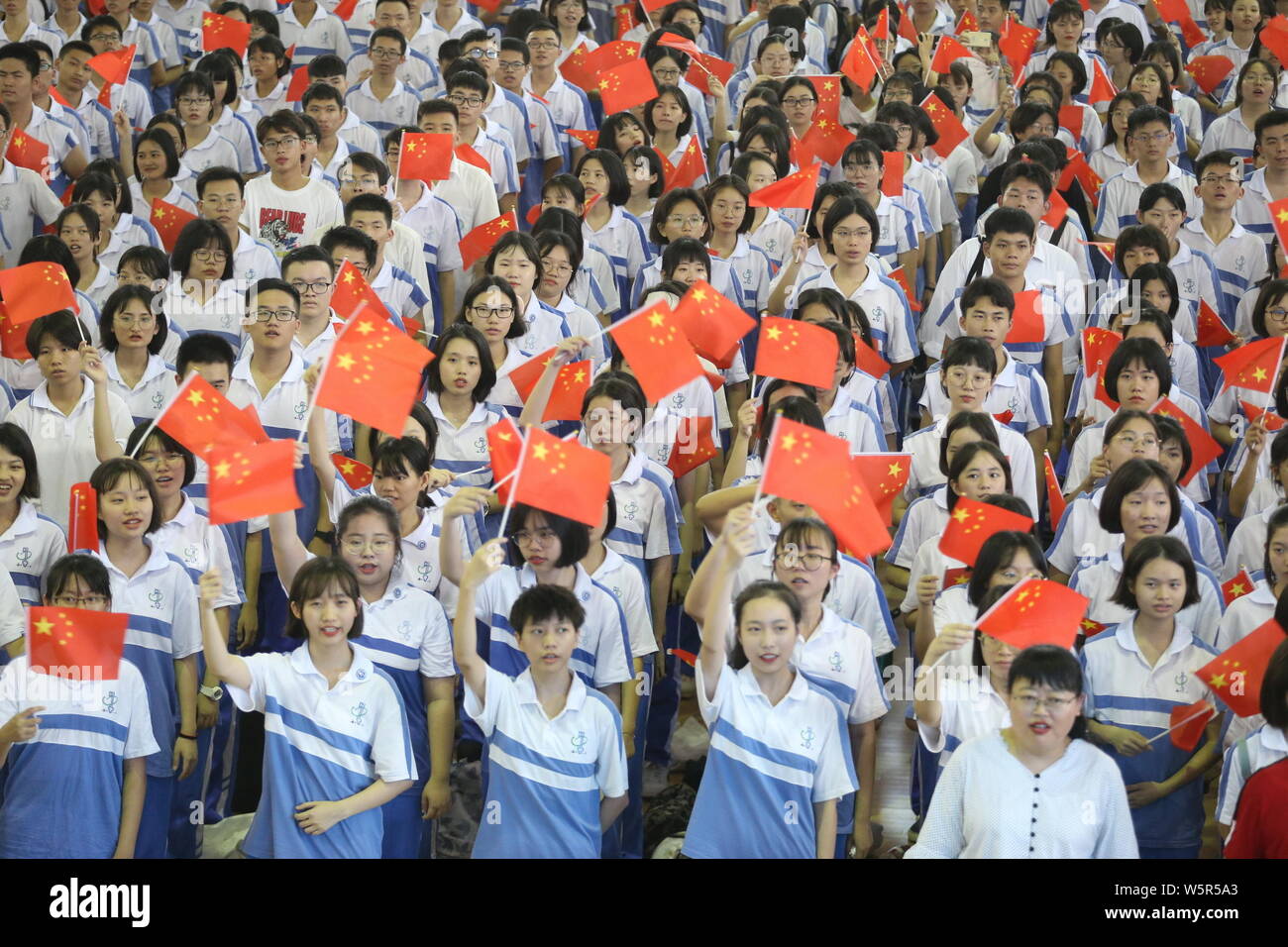 Thousands of Chinese students sing with their teachers to bid farewell ...