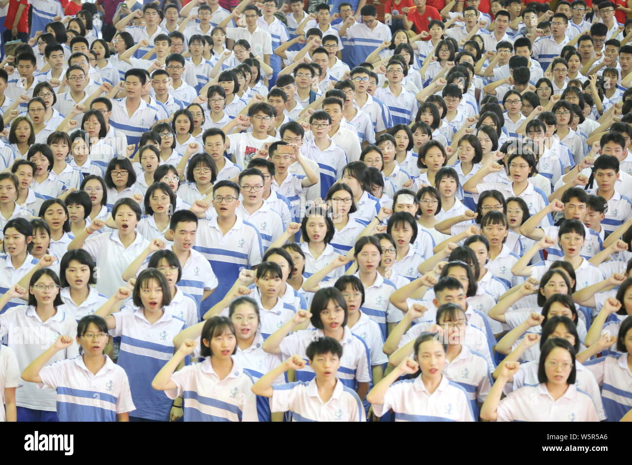 Thousands of Chinese students sing with their teachers to bid farewell ...