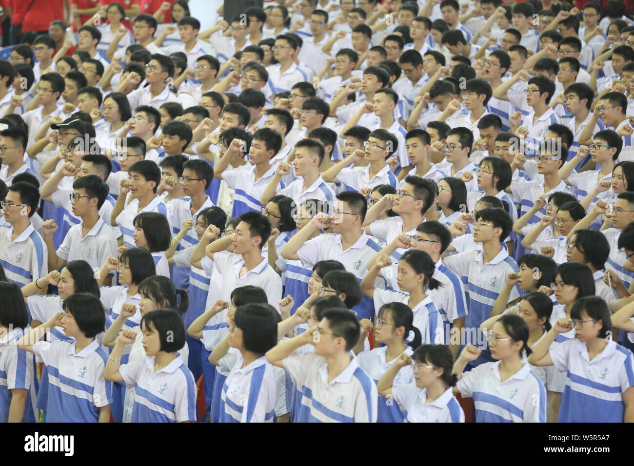Thousands of Chinese students sing with their teachers to bid farewell ...