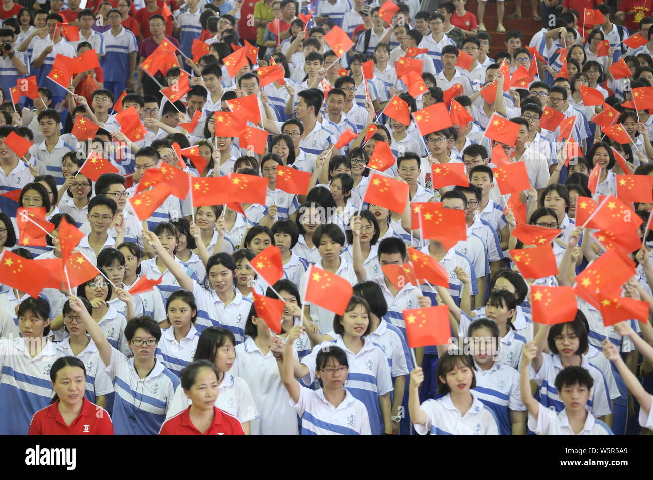 Thousands of Chinese students sing with their teachers to bid farewell ...