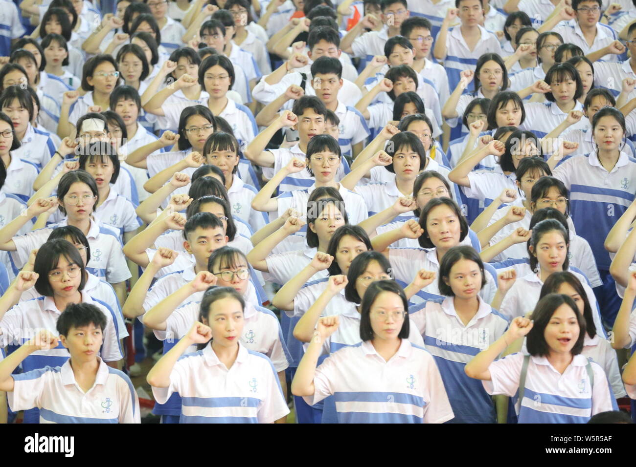 Thousands of Chinese students sing with their teachers to bid farewell ...