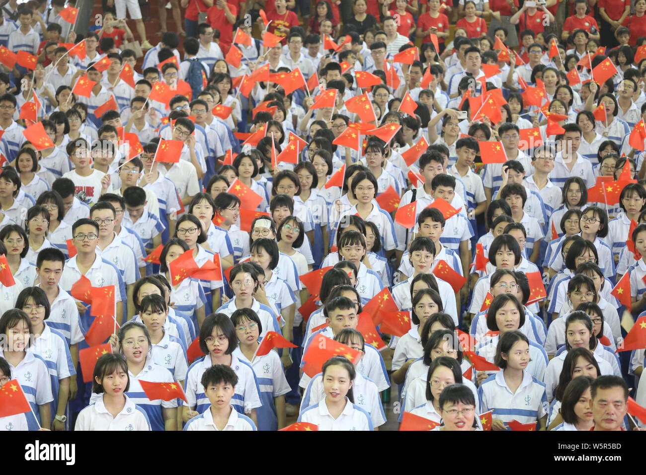 Thousands of Chinese students sing with their teachers to bid farewell ...