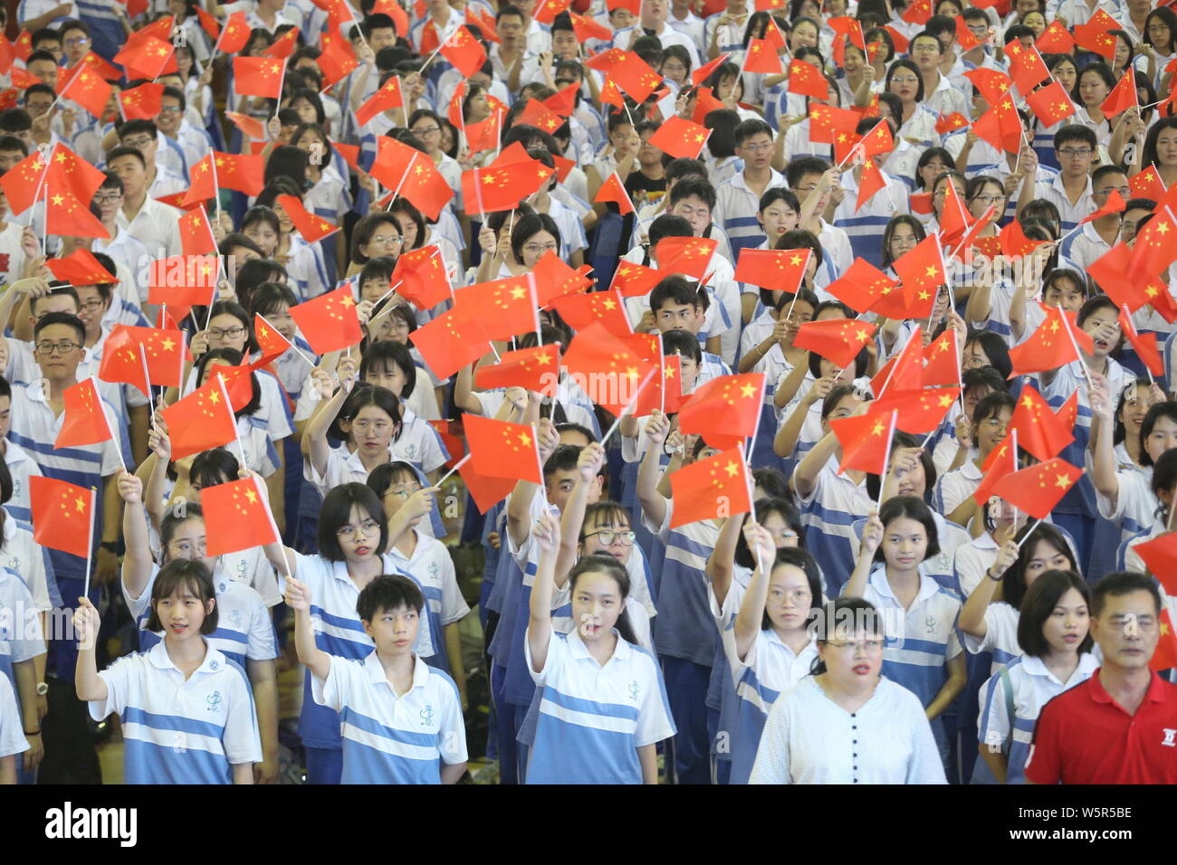 Thousands of Chinese students sing with their teachers to bid farewell ...