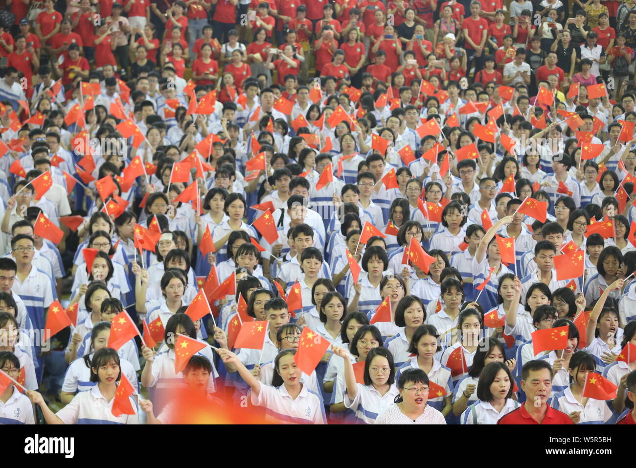 Thousands of Chinese students sing with their teachers to bid farewell ...