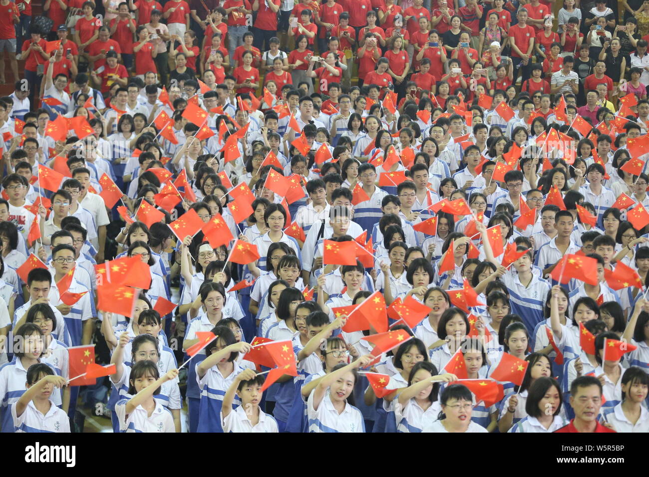 Thousands of Chinese students sing with their teachers to bid farewell ...