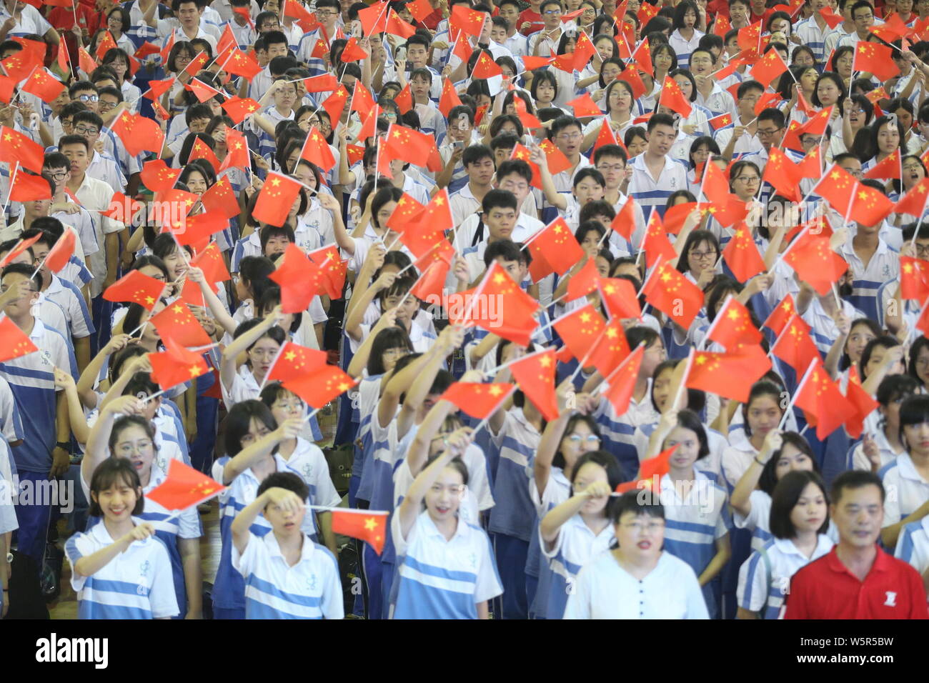 Thousands of Chinese students sing with their teachers to bid farewell ...