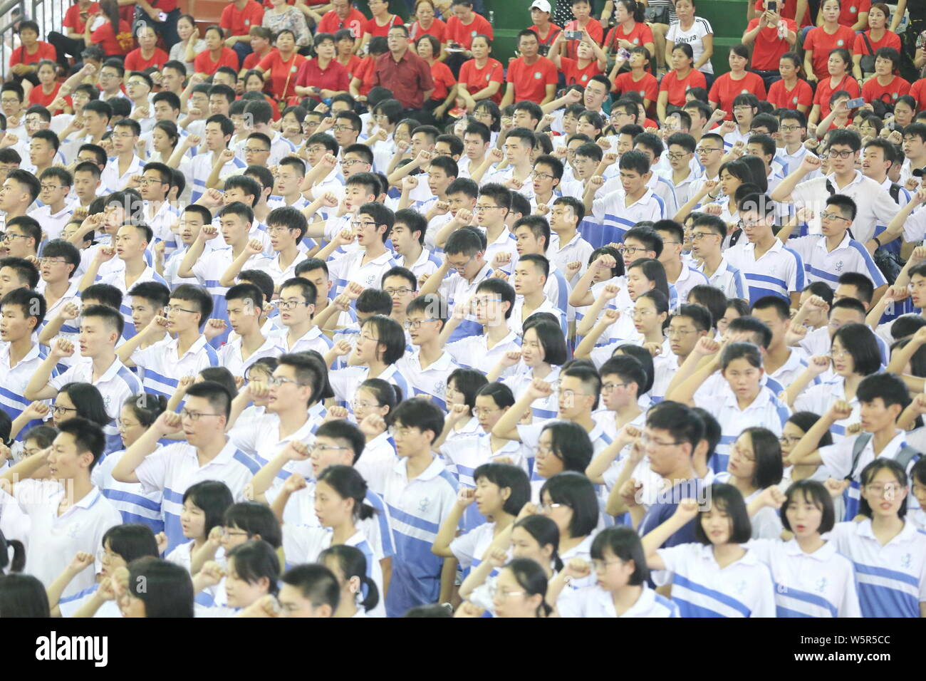Thousands of Chinese students sing with their teachers to bid farewell ...