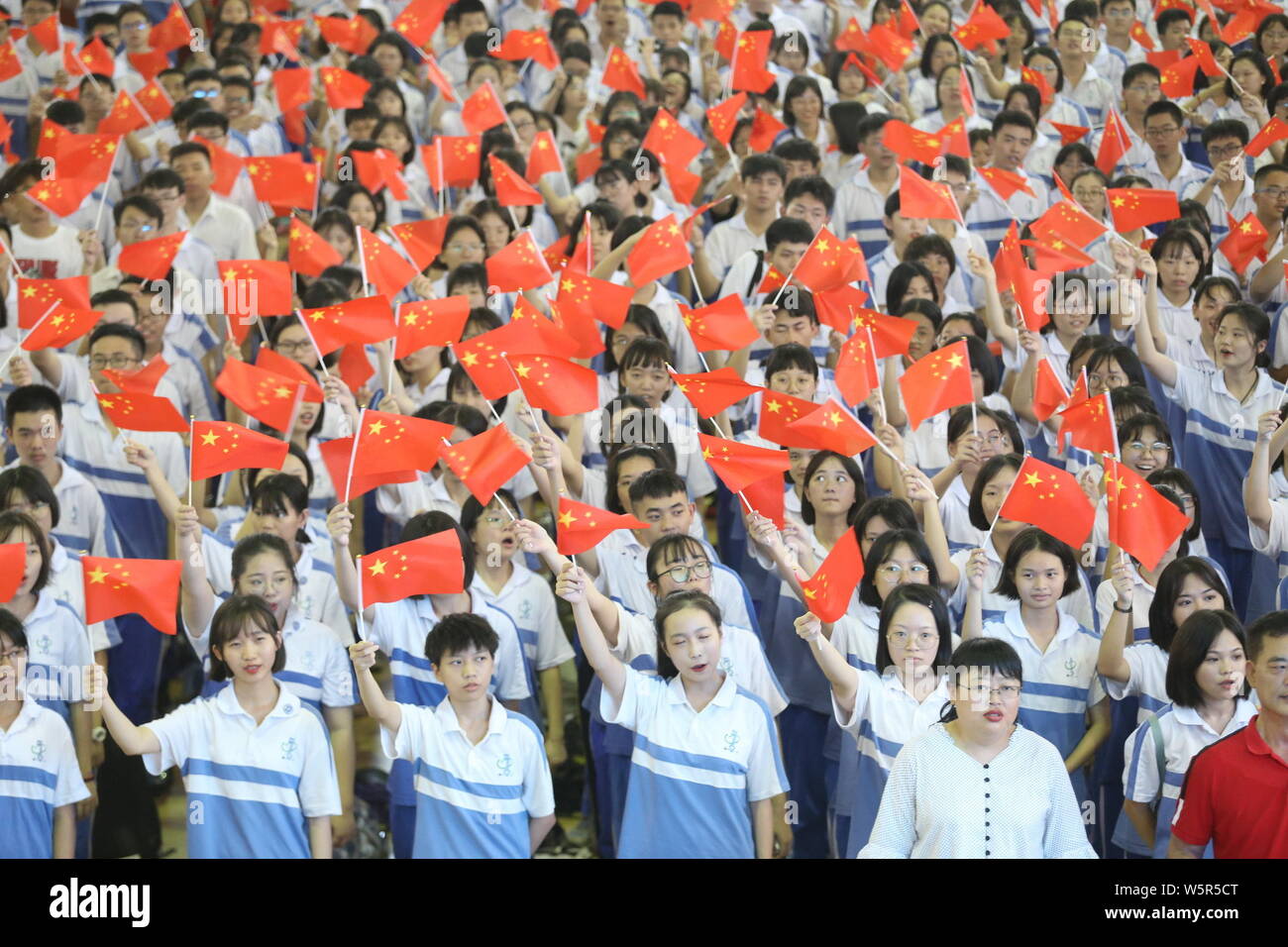 Thousands of Chinese students sing with their teachers to bid farewell ...