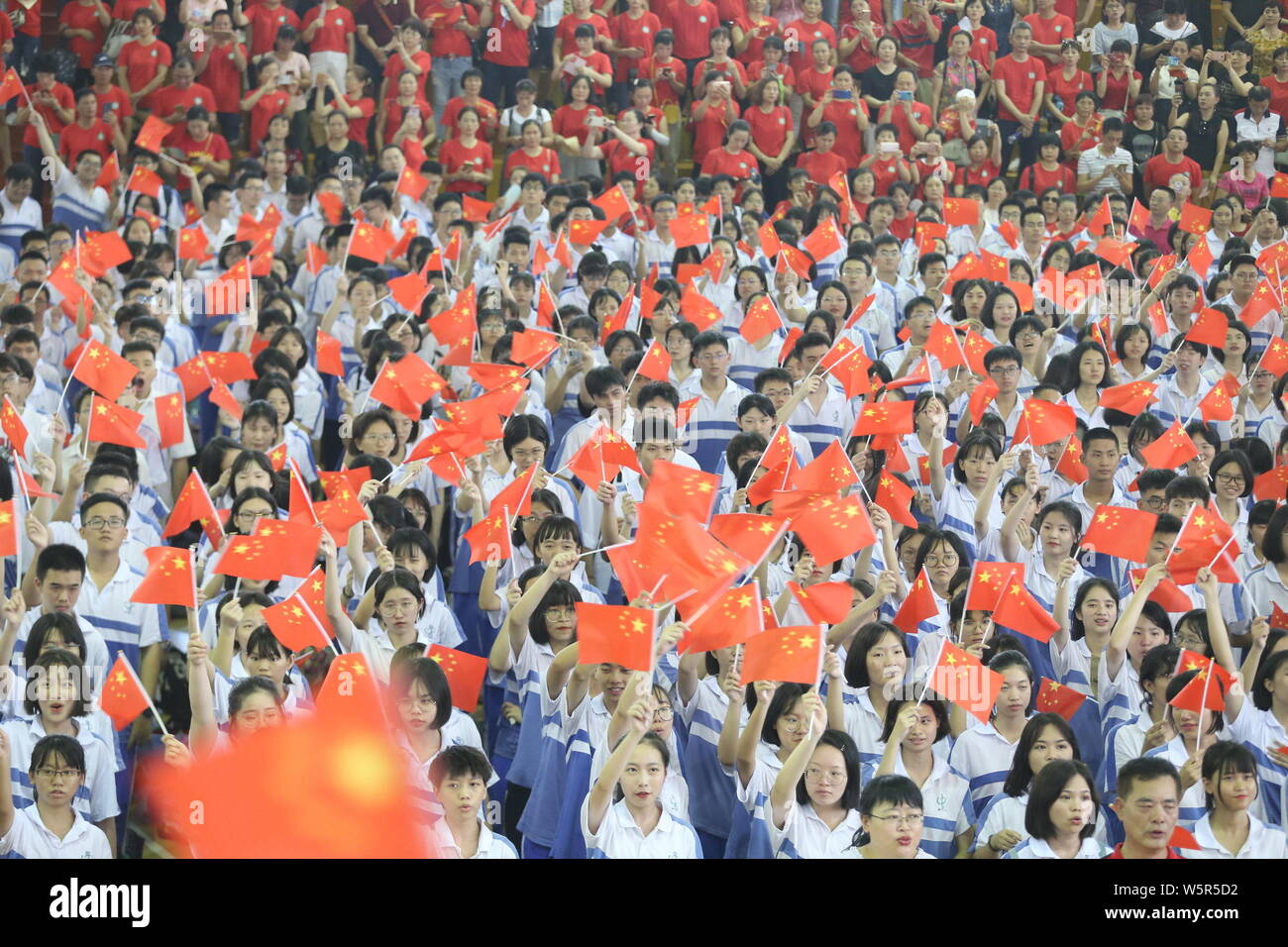 Thousands of Chinese students sing with their teachers to bid farewell ...