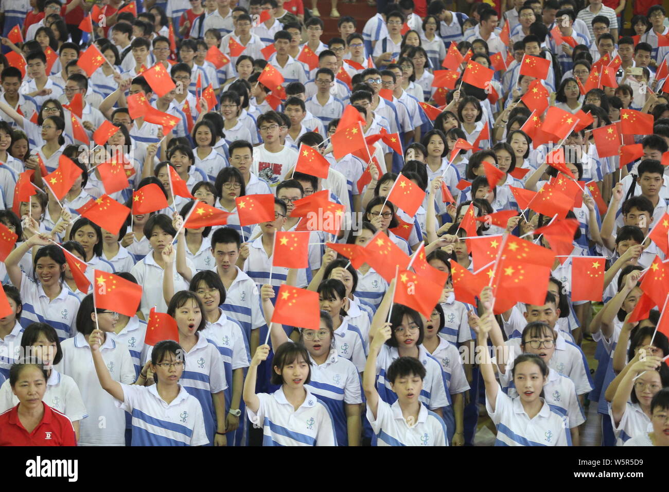 Thousands of Chinese students sing with their teachers to bid farewell ...