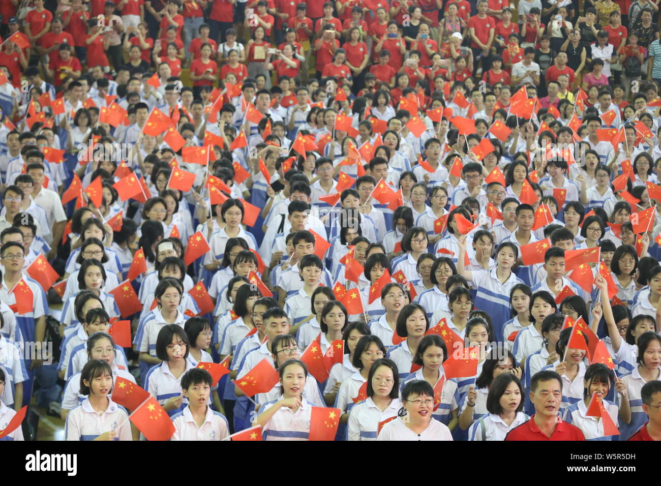 Thousands of Chinese students sing with their teachers to bid farewell ...