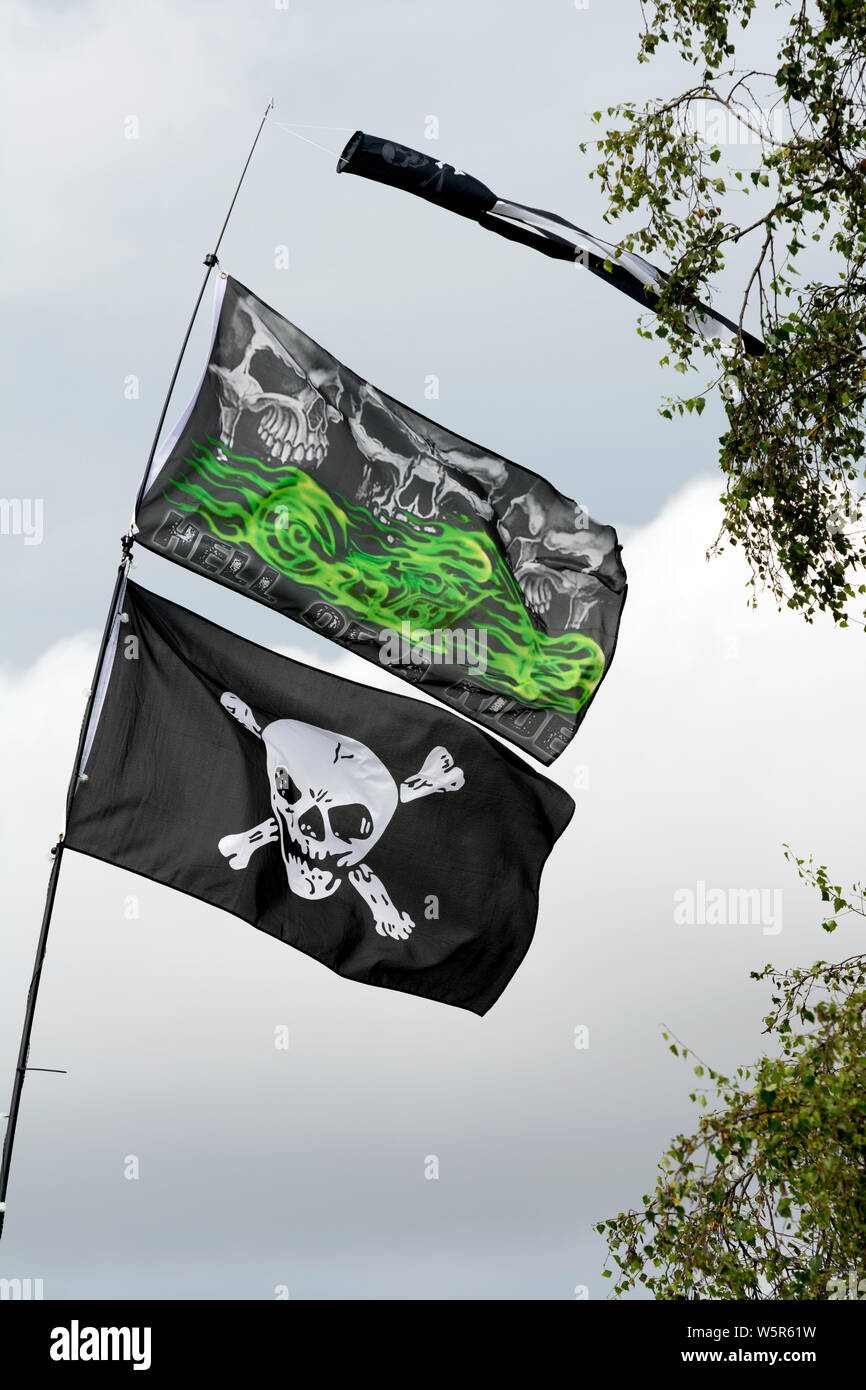 Skull and cross bones flag Stock Photo - Alamy