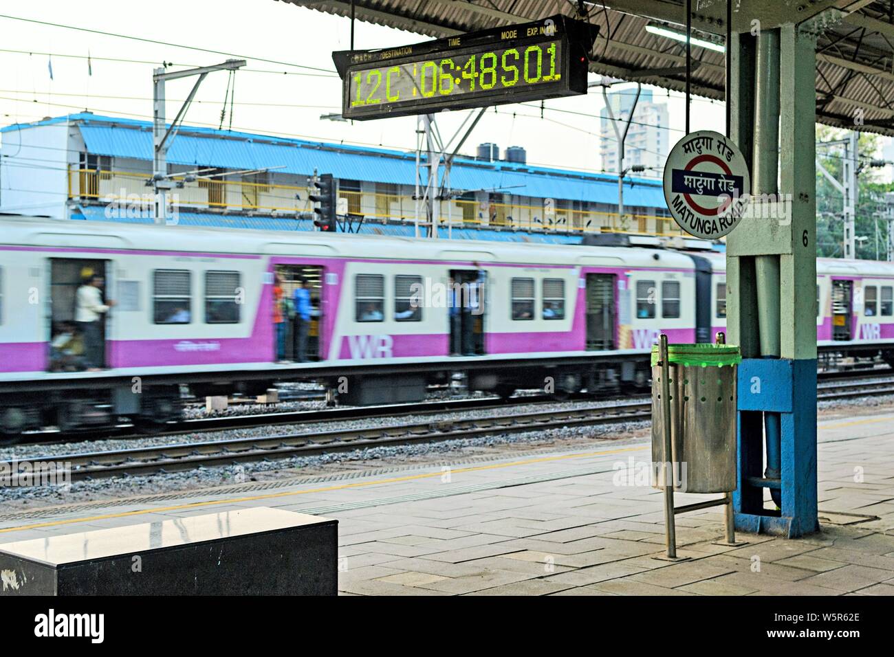 Matunga station hi-res stock photography and images - Alamy