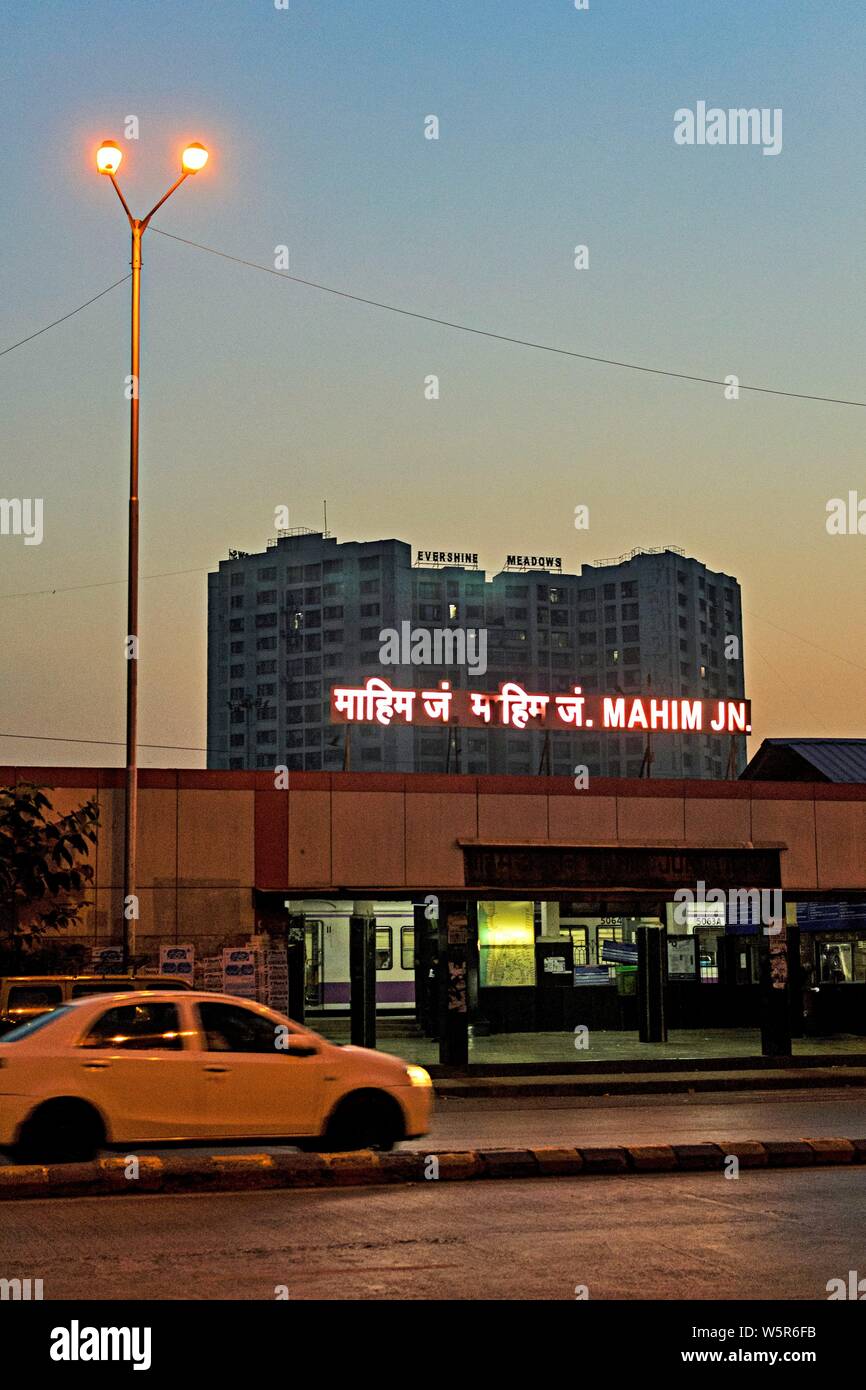 Mahim junction railway station hi-res stock photography and images - Alamy