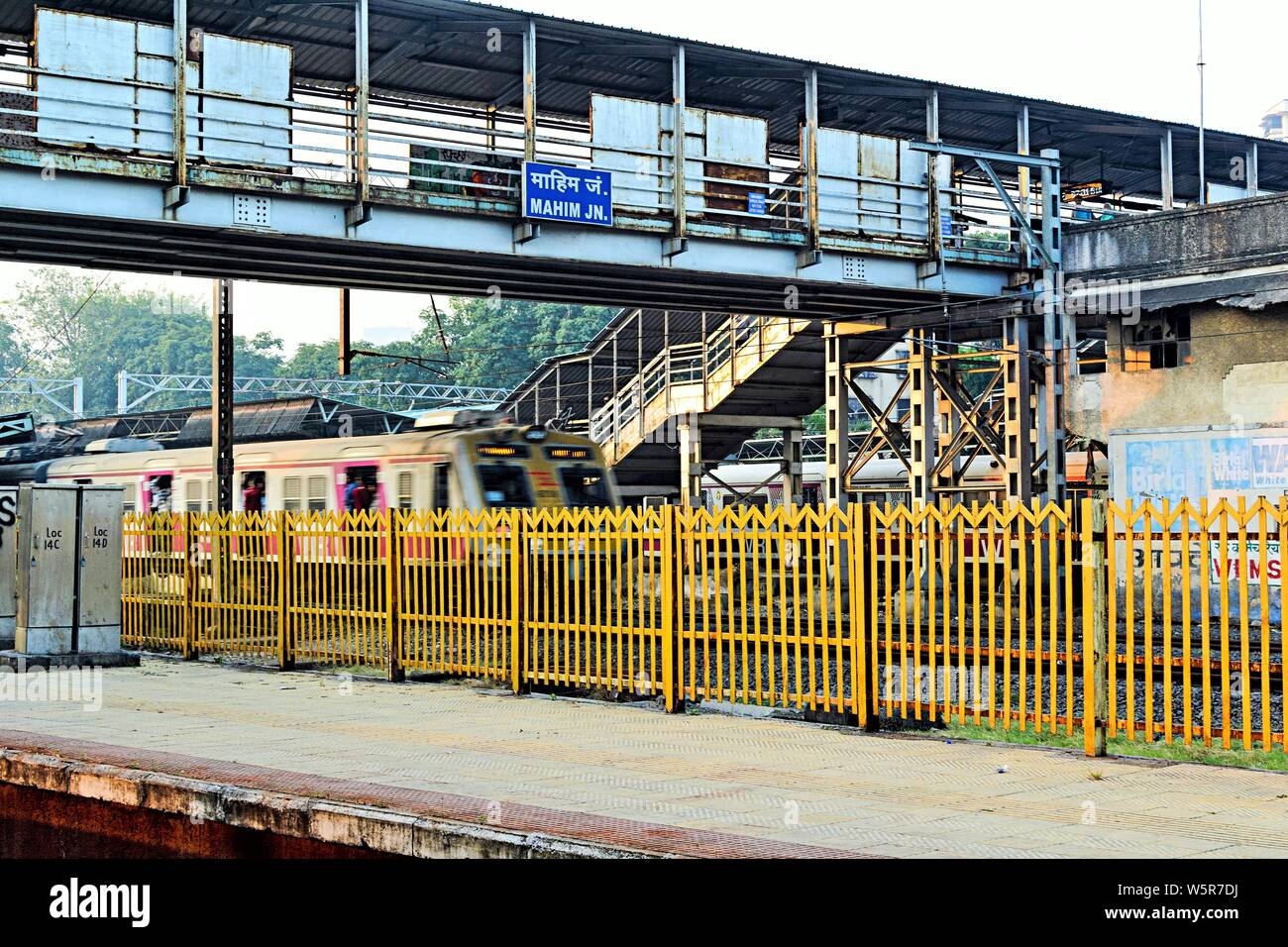 Mahim junction railway station hi-res stock photography and images - Alamy