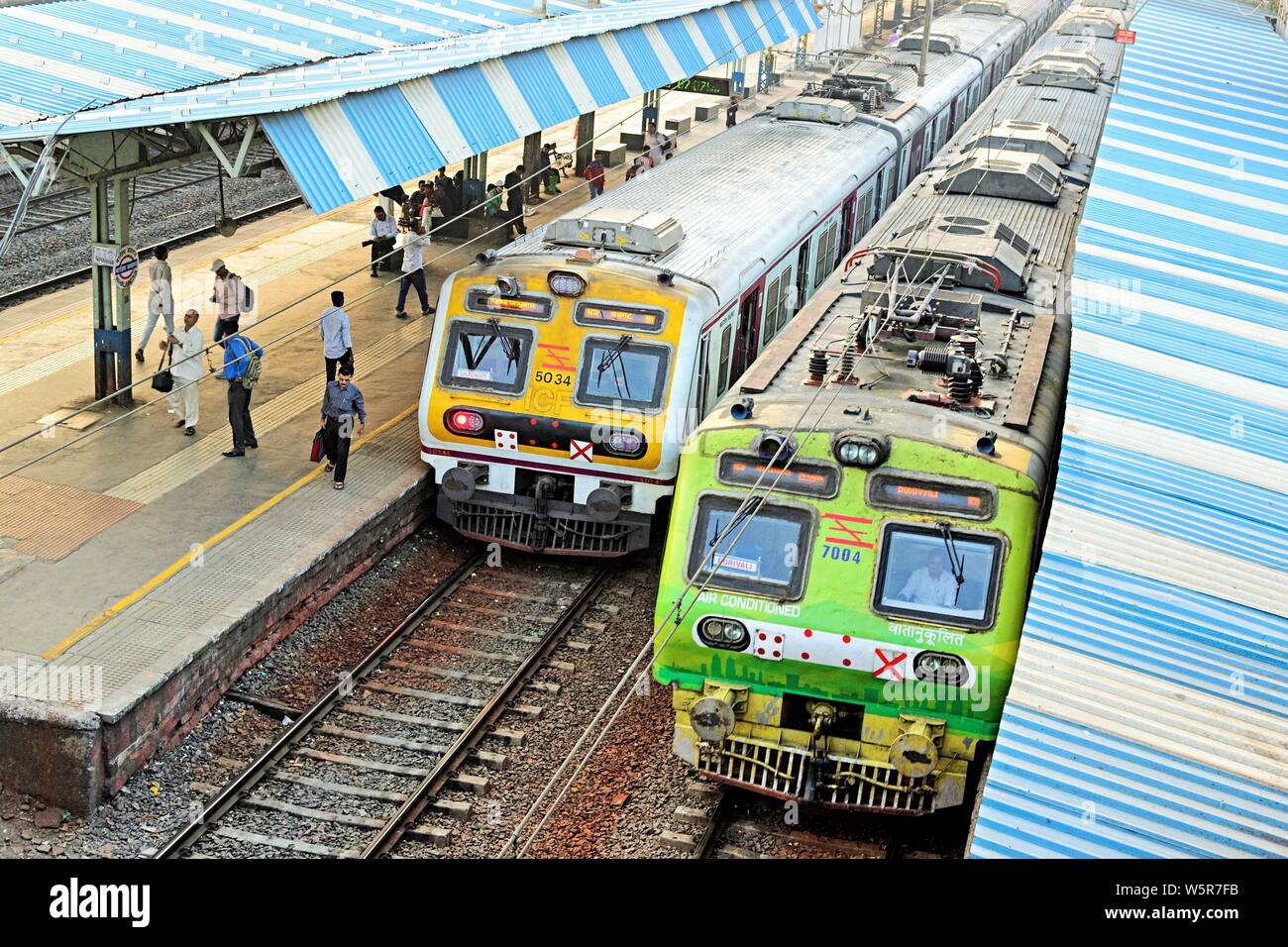 Mahim junction railway station hi-res stock photography and images - Alamy
