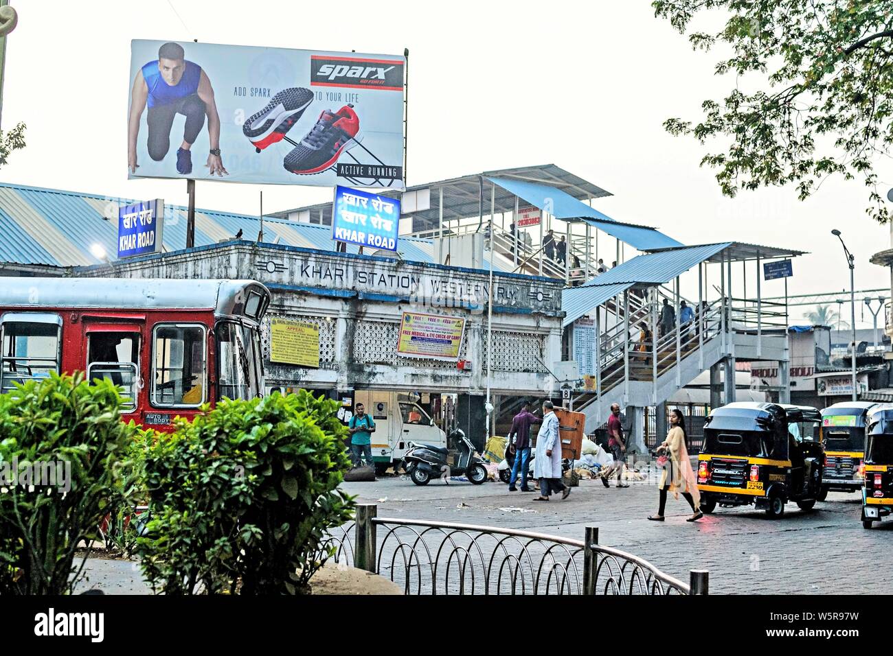 Khar Road High Resolution Stock Photography and Images - Alamy