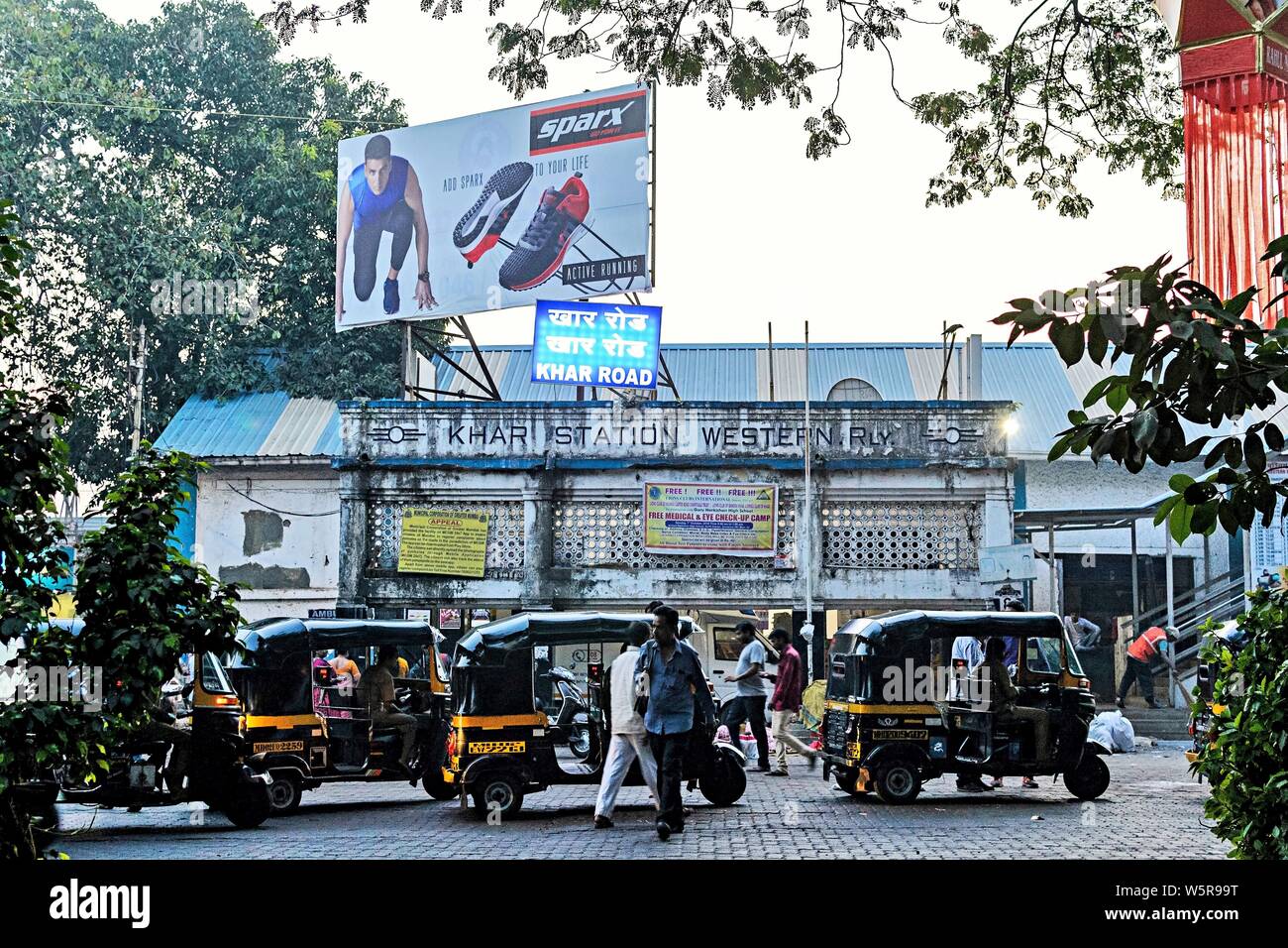 Khar Road Railway Station entrance Mumbai Maharashtra India Asia Stock Photo - Alamy