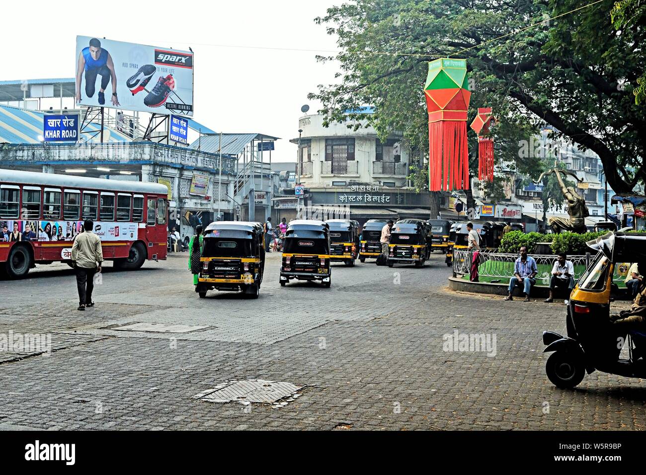 Khar Road Railway Station entrance Mumbai Maharashtra India Asia Stock Photo - Alamy