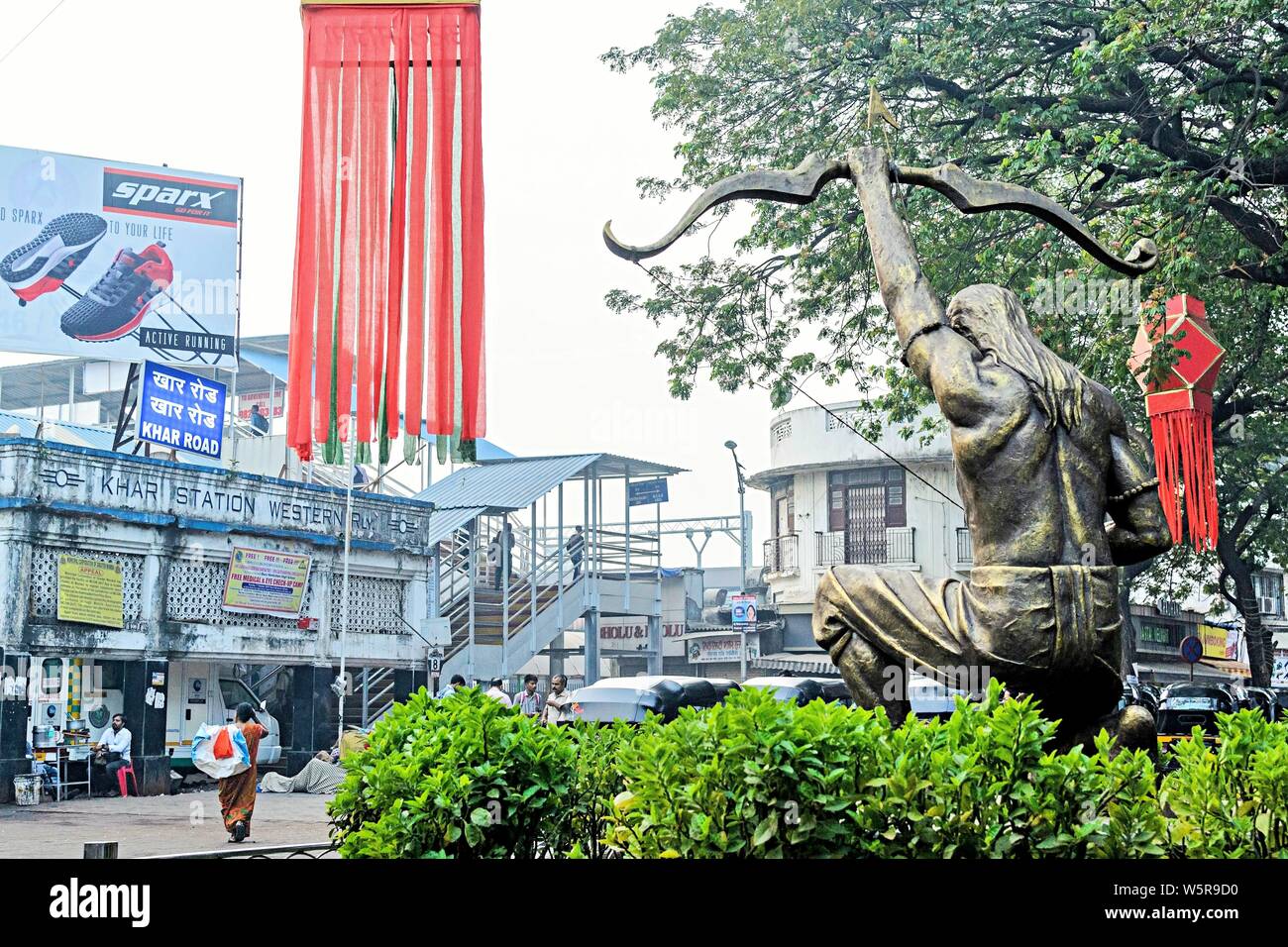 Khar Road Railway Station Mumbai Maharashtra India Asia Stock Photo - Alamy