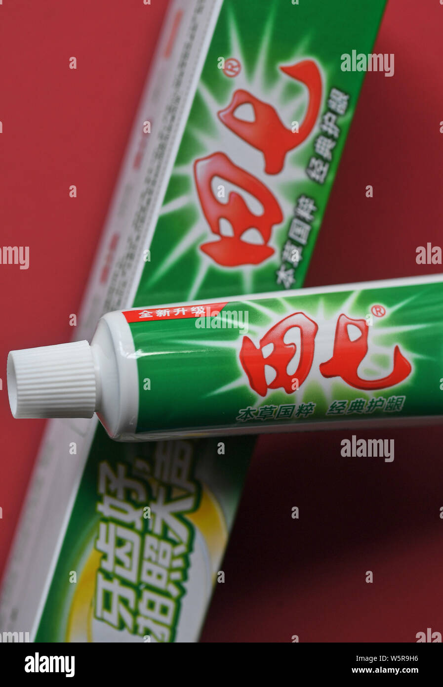 Toothpastes Stock Photos & Toothpastes Stock Images - Alamy