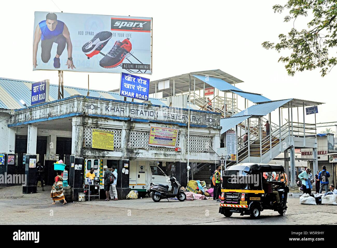 Khar Road Railway Station Mumbai Maharashtra India Asia Stock Photo - Alamy