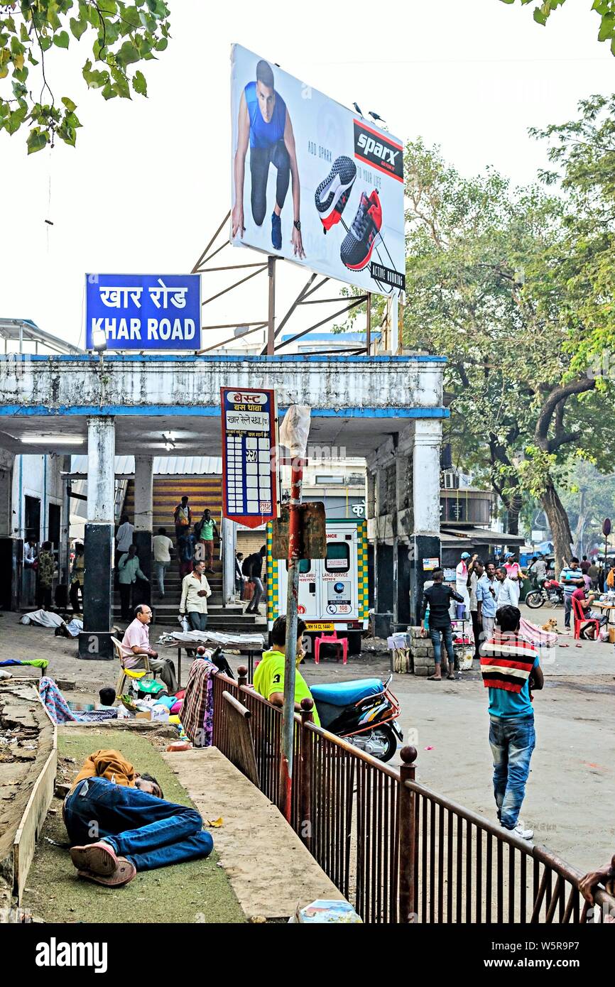 Bus stop bombay maharashtra india hi-res stock photography and images ...