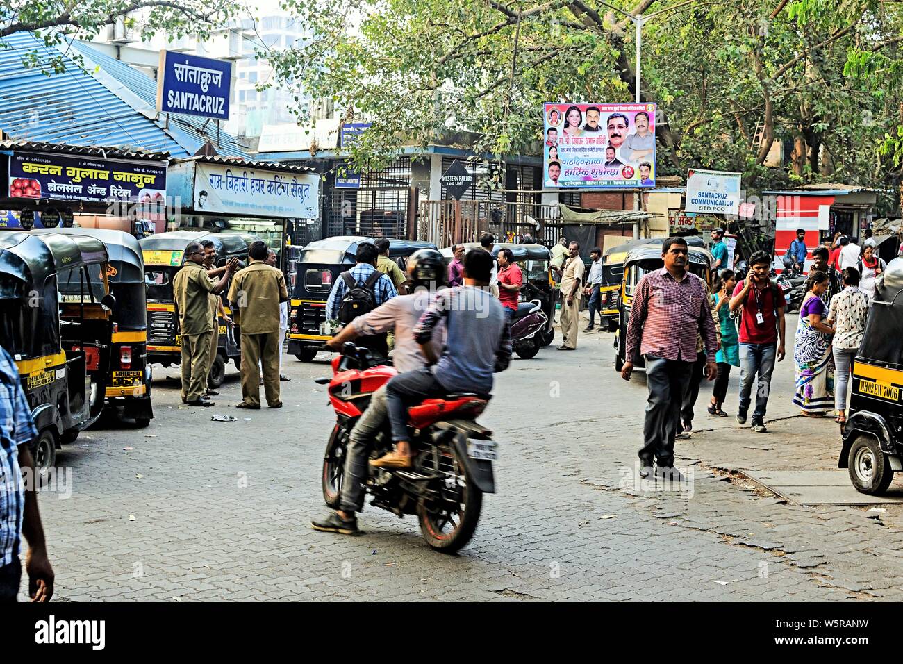 Santacruz Railway Station Mumbai Maharashtra India Asia Stock Photo - Alamy