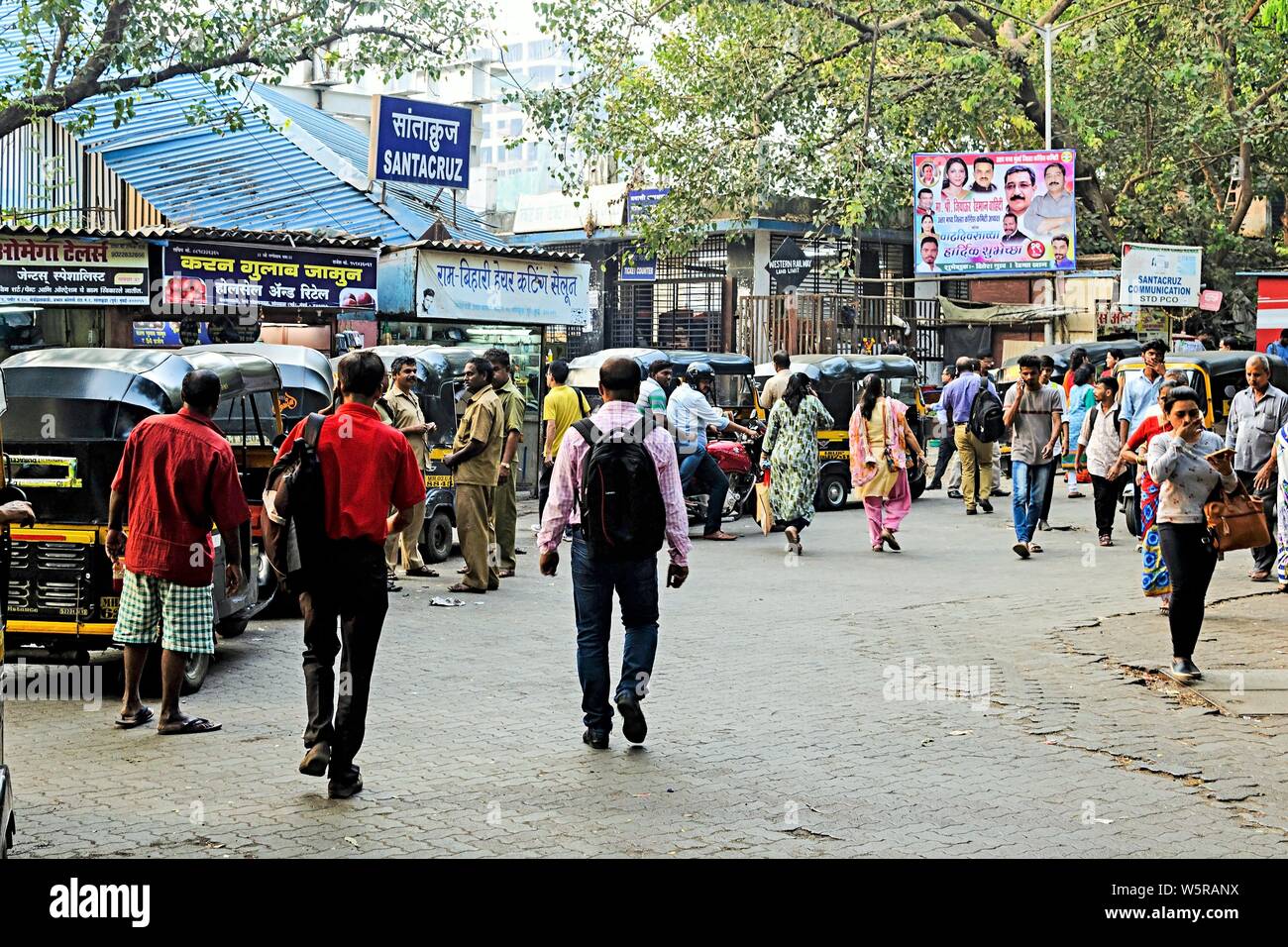 Santacruz Railway Station Mumbai Maharashtra India Asia Stock Photo - Alamy