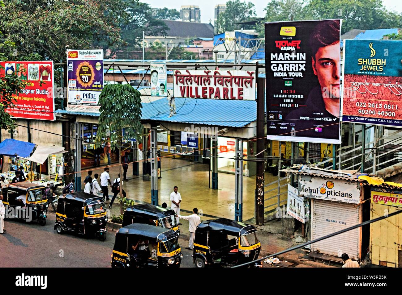 Vile parle station hi-res stock photography and images - Alamy