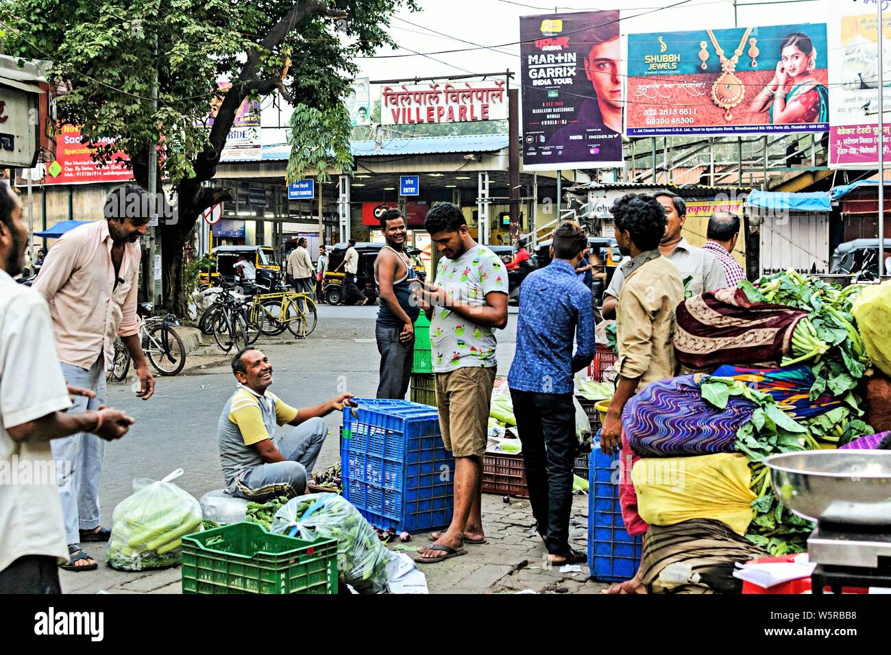 Vile parle station hi-res stock photography and images - Alamy