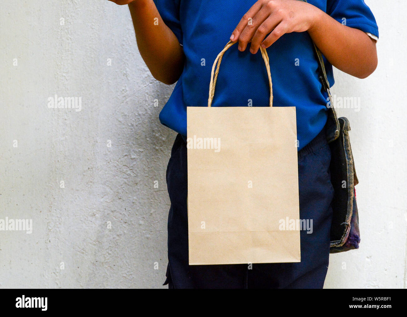 Hand holding paper bag hi-res stock photography and images - Alamy