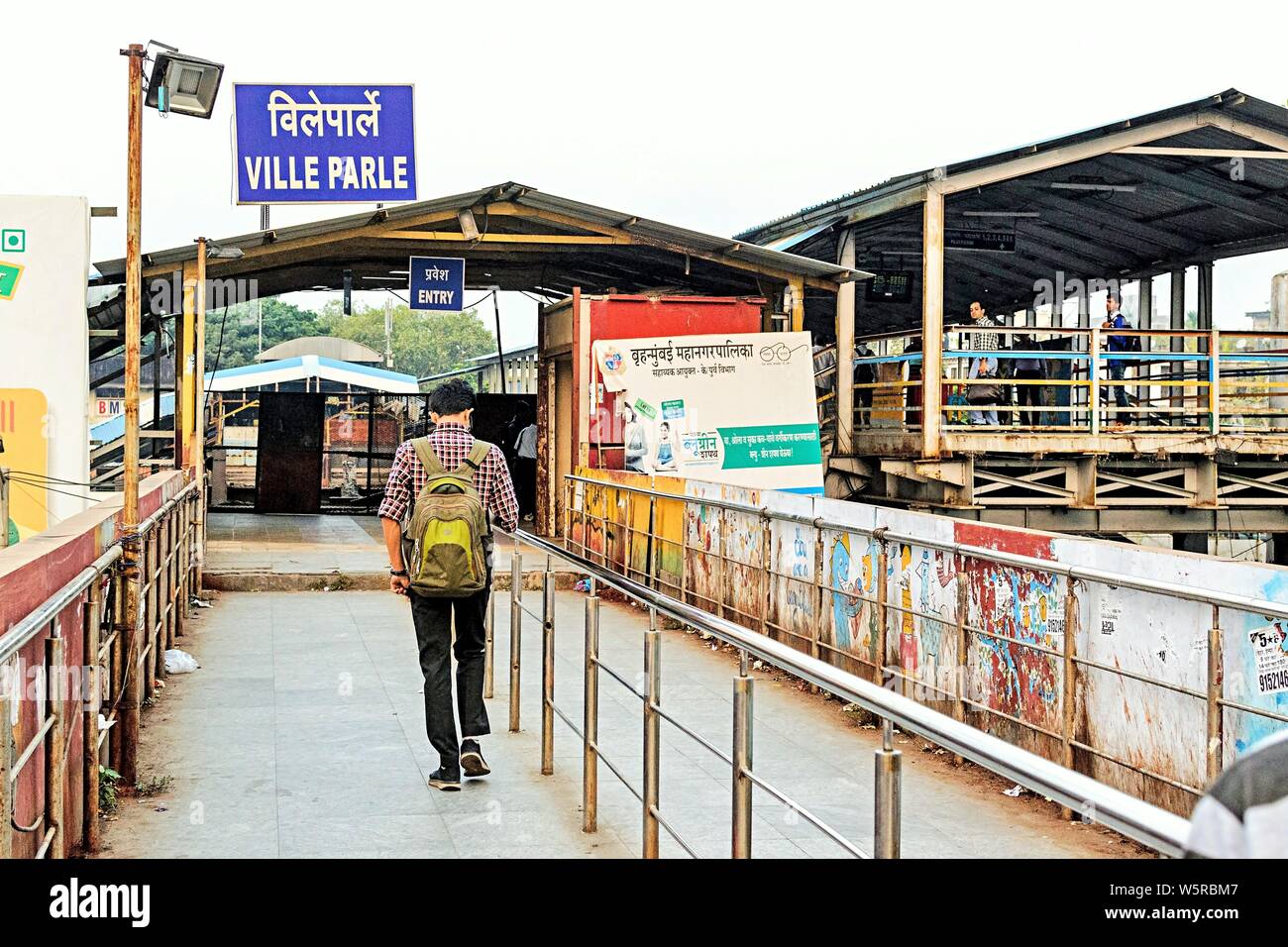 Vile parle station hi-res stock photography and images - Alamy